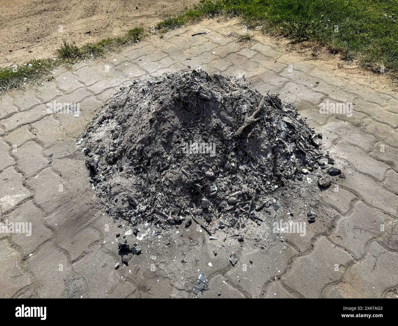 burned coal on the campfire Stock Photo - Alamy
