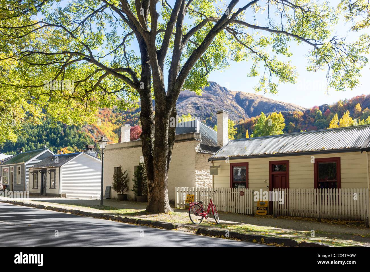 Colonial cottages in autumn colours, Buckingham Street, Arrowtown ...