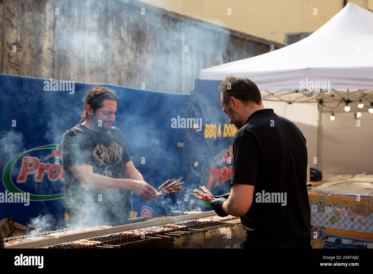 Men grilling meat hi-res stock photography and images - Alamy