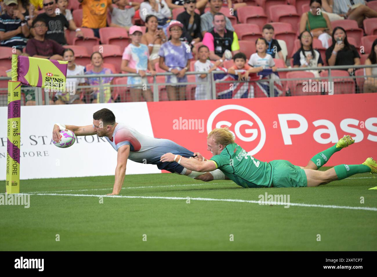 Singapore. 5th May, 2024. Britain's Alex Davis (L) scores a try during ...