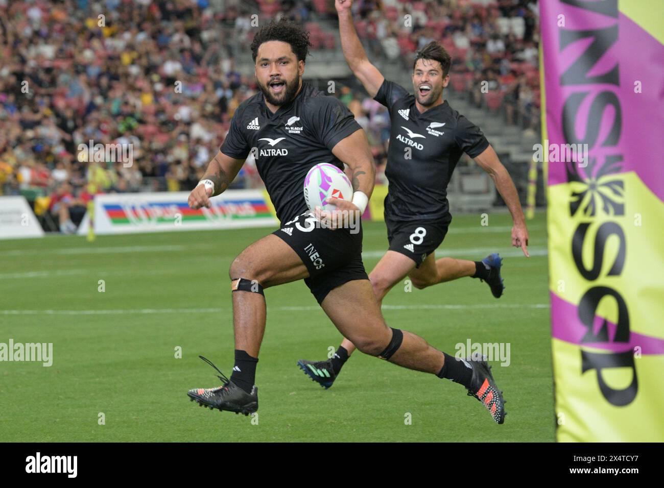 Singapore. 5th May, 2024. New Zealand's Fehi Fineanganofo scores a try ...