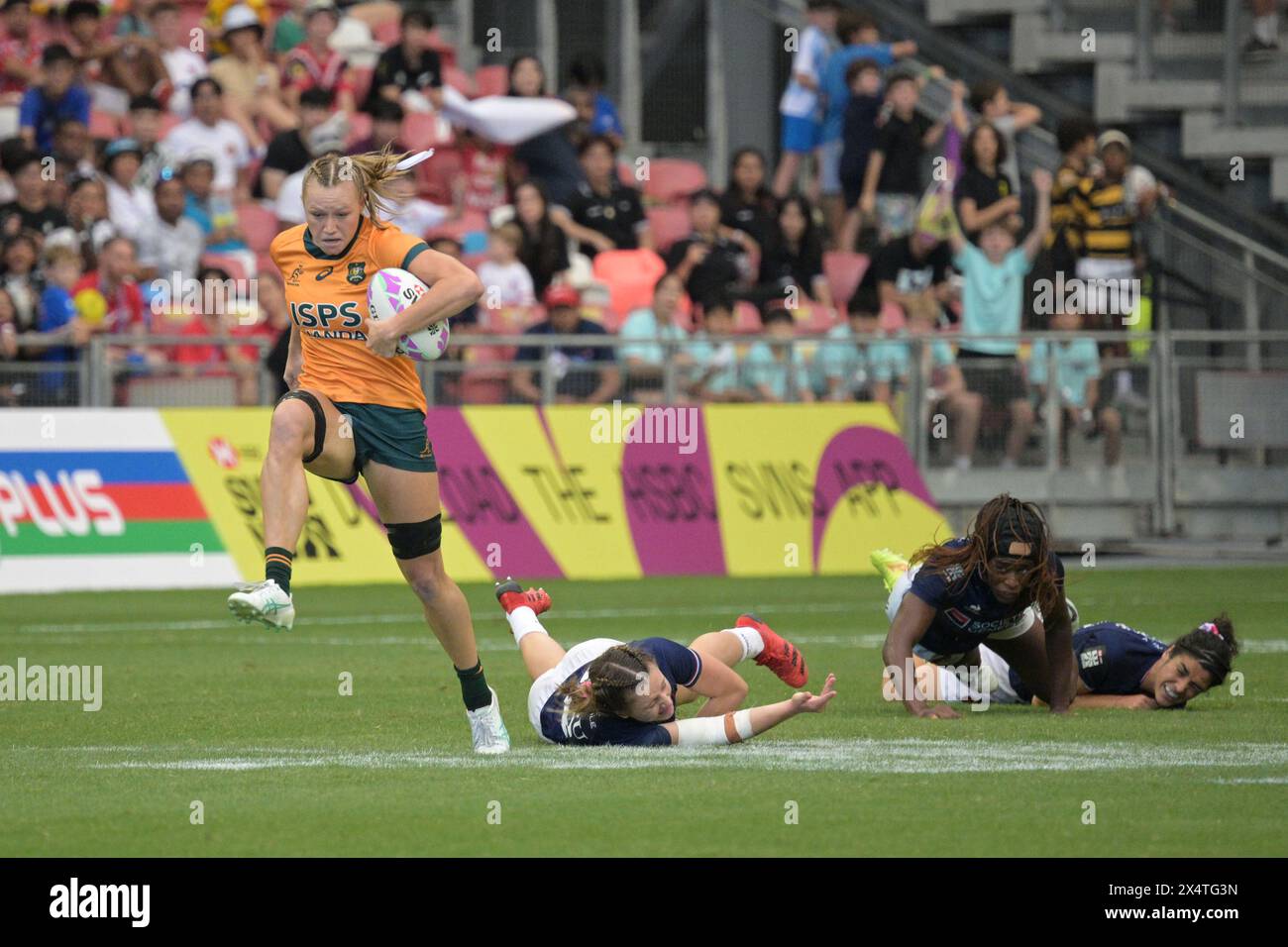 Singapore. 5th May, 2024. Australia's player Maddison Levi (L) runs ...