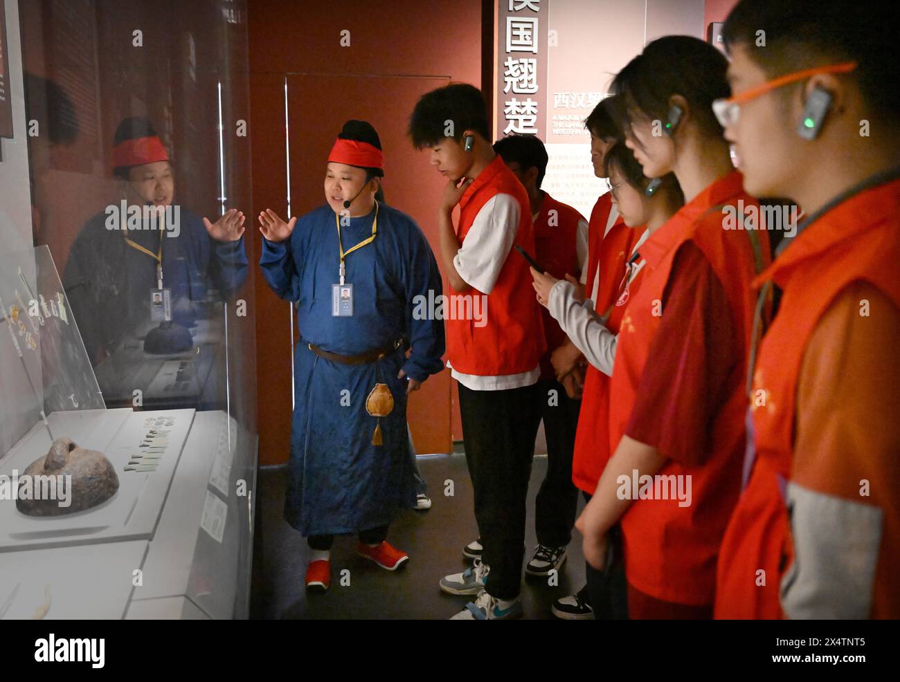 (240505) -- ZHENGZHOU, May 5, 2024 (Xinhua) -- Liu Yan (1st L ...