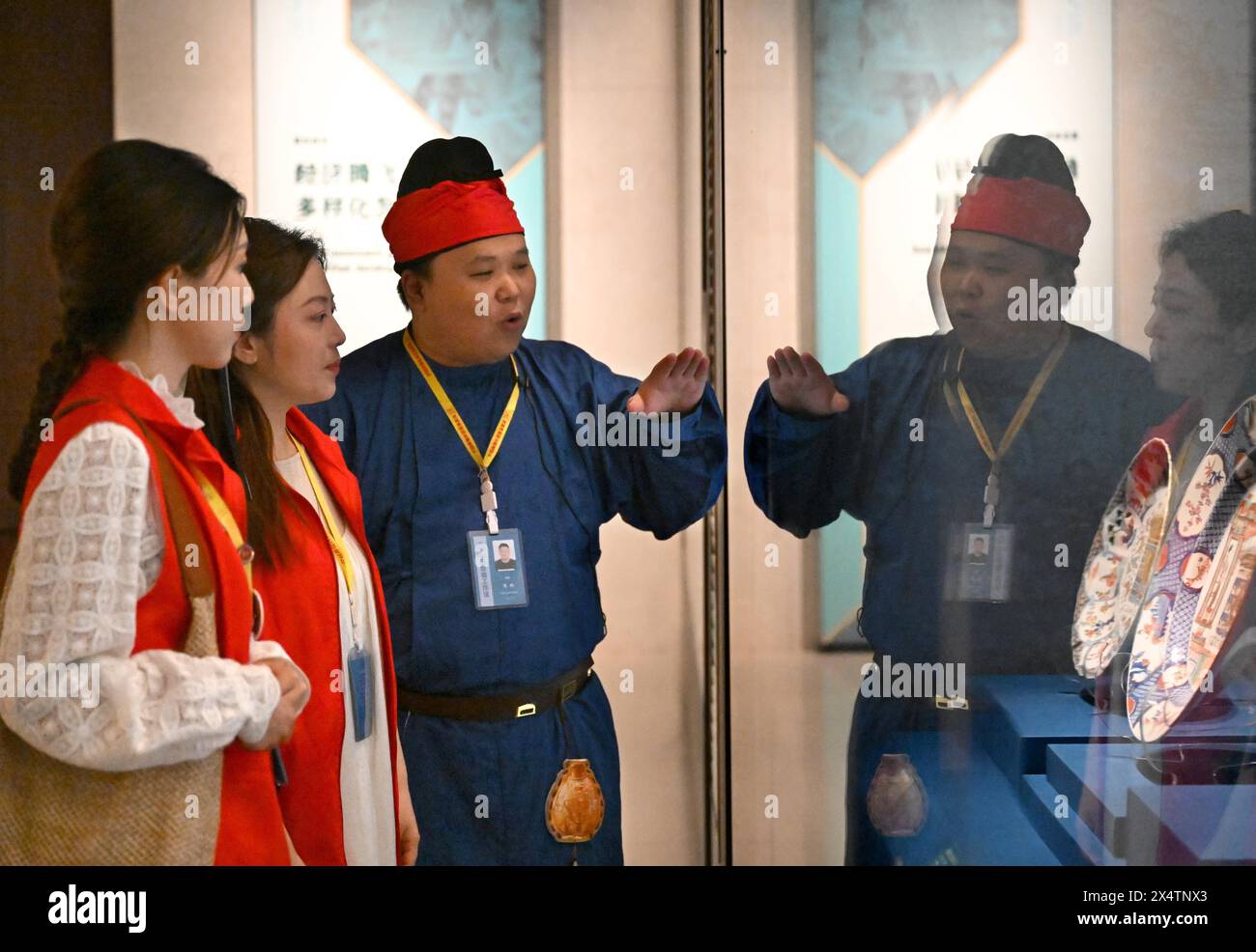 (240505) -- ZHENGZHOU, May 5, 2024 (Xinhua) -- Liu Yan (R), Yang Meng ...