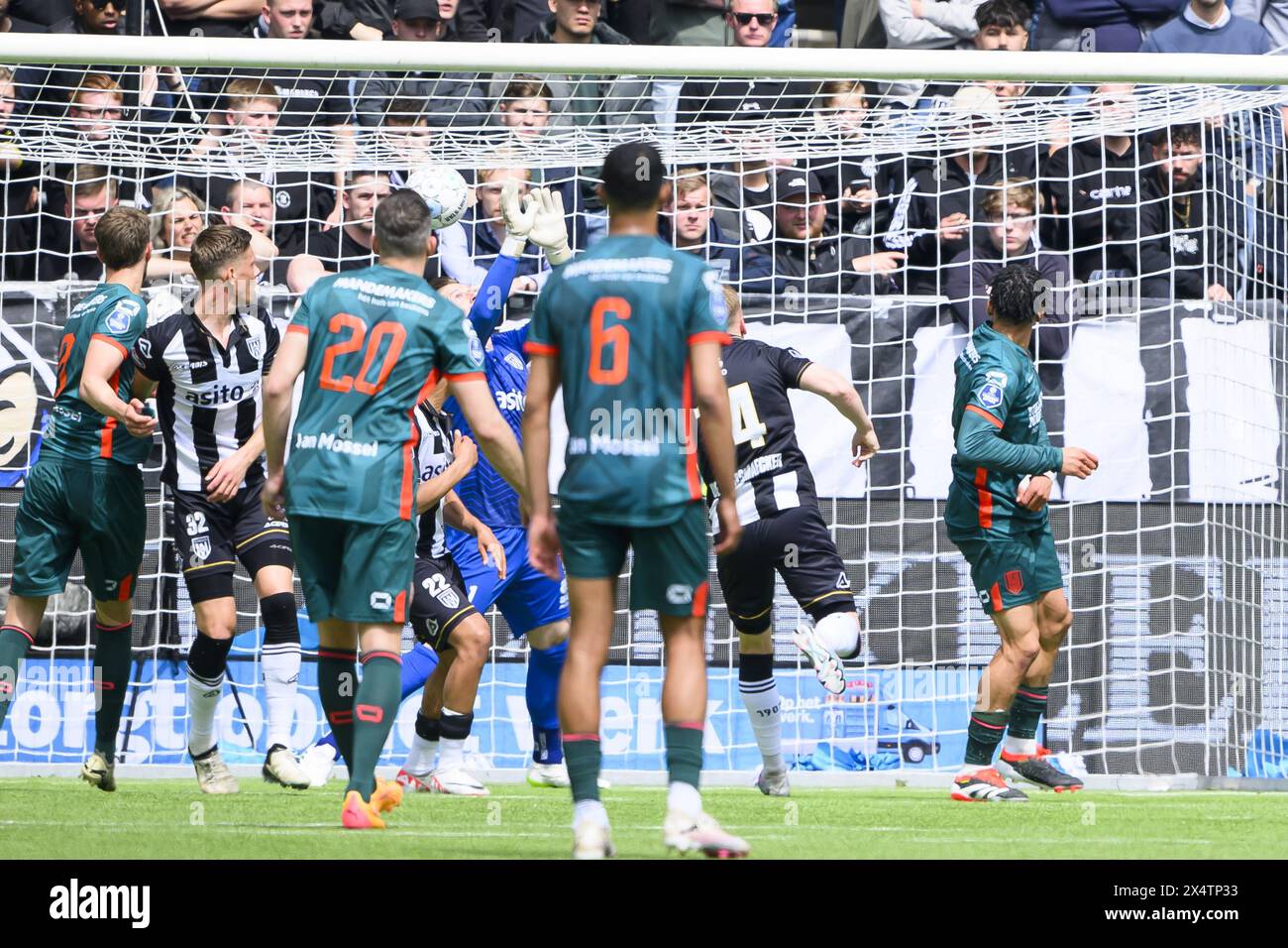ALMELO - (m) Heracles Almelo goalkeeper Michael Brouwer at the 0-2 ...