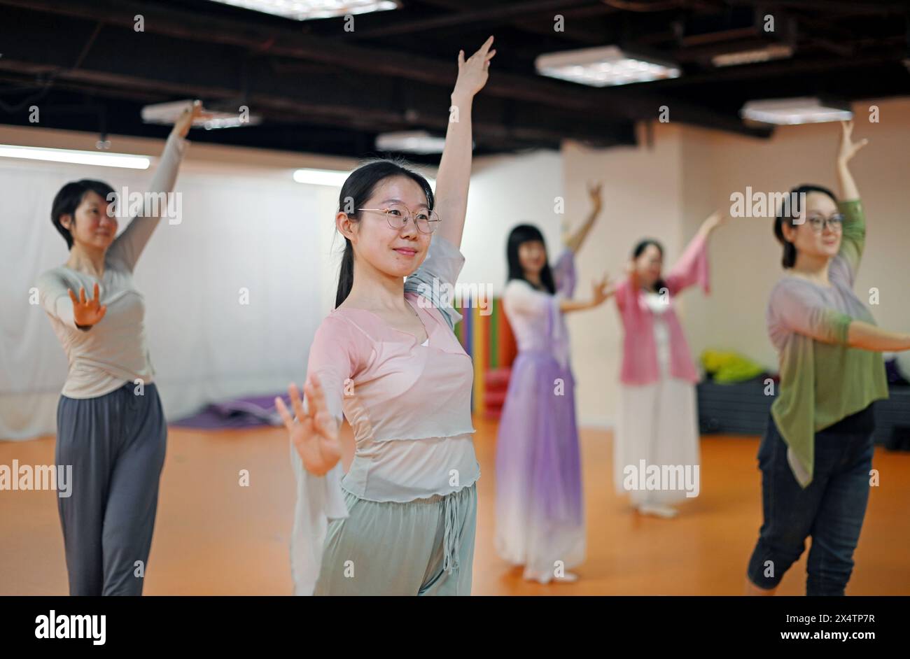 (240505) -- TIANJIN, May 5, 2024 (Xinhua) -- Lyu Xinlei (front ...