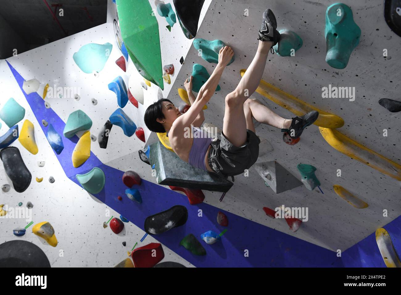 (240505) -- SHENZHEN, May 5, 2024 (Xinhua) -- Rock climbing enthusiast ...