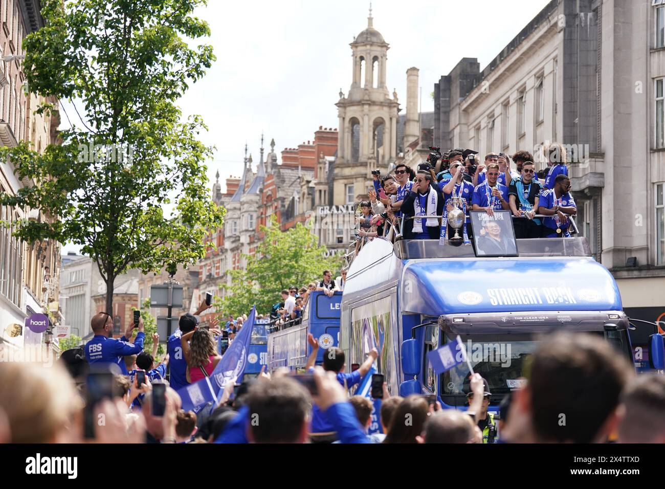 (left to right) Chairman Aiyawatt 'Top' Srivaddhanaprabha, Jamie Vardy ...