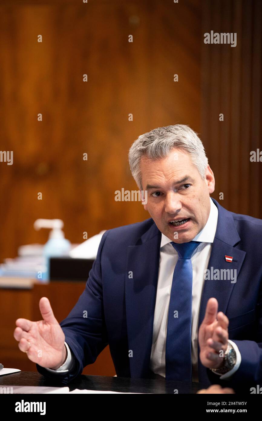 Im Bild: Bundeskanzler Karl Nehammer (ÖVP) in seinem Büro im ...