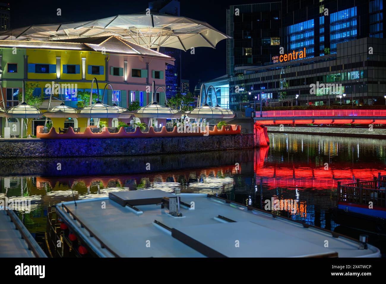 Read bridge clarke quay singapore hi-res stock photography and images ...
