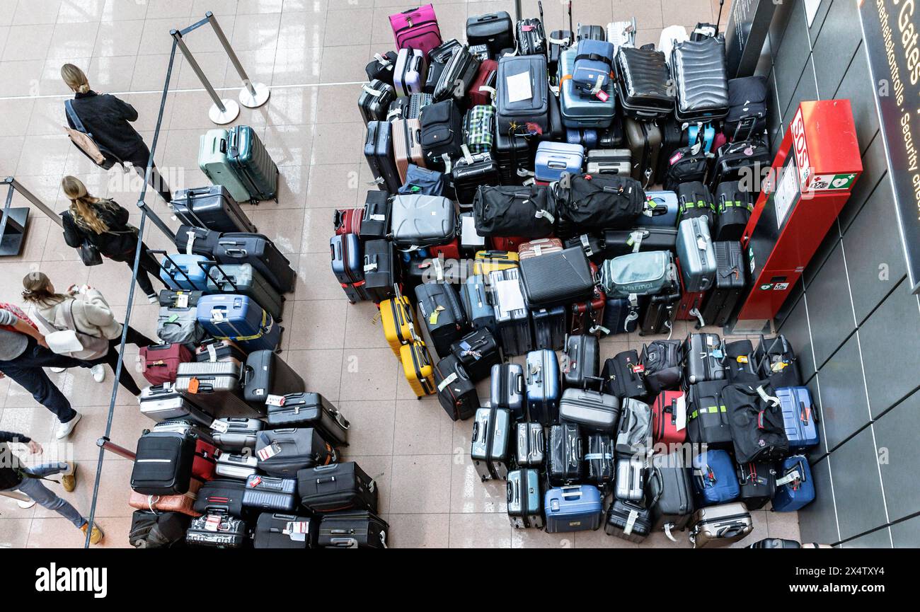 Hamburg, Germany. 05th May, 2024. Baggage is stored at a collection ...
