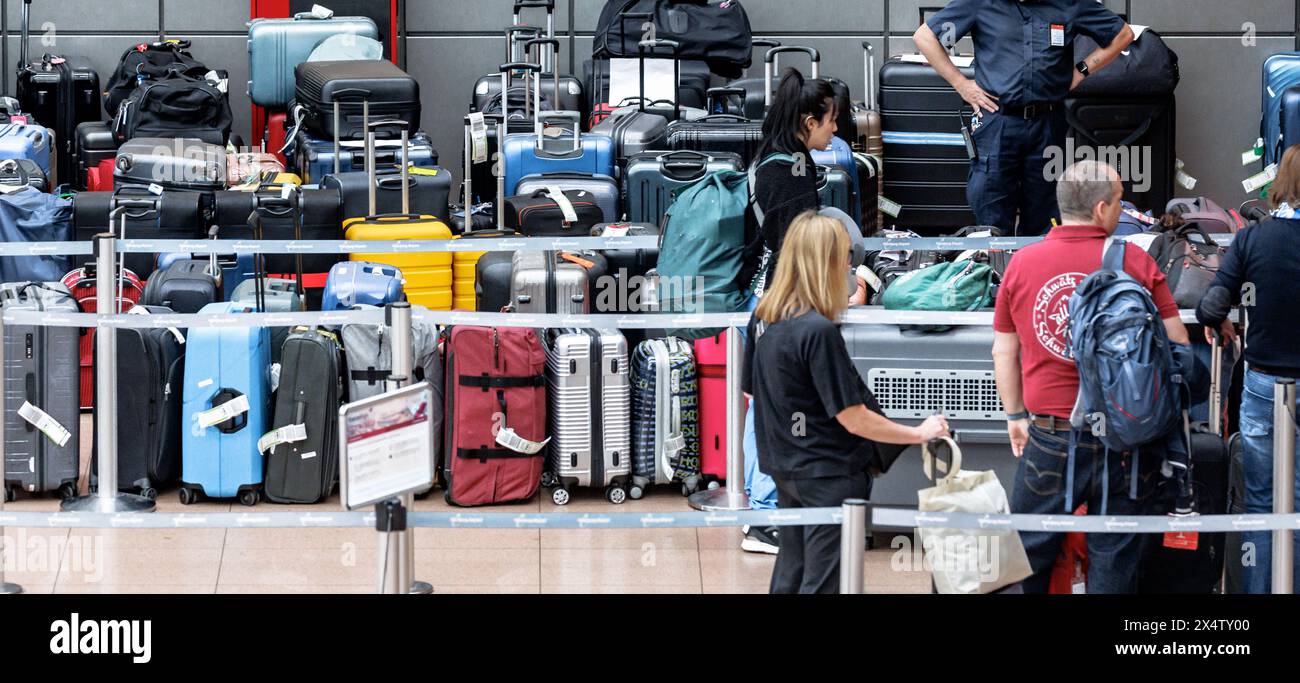 Hamburg, Germany. 05th May, 2024. Baggage is stored at a collection ...