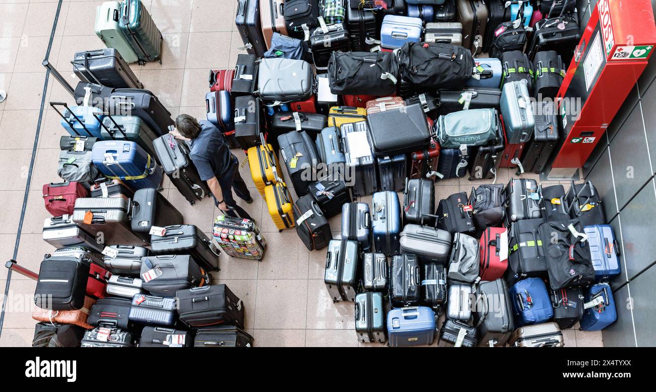 Hamburg, Germany. 05th May, 2024. Baggage is stored at a collection ...