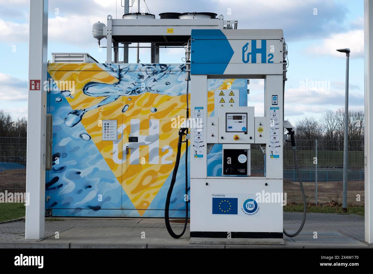 H2 tankstelle hi-res stock photography and images - Alamy