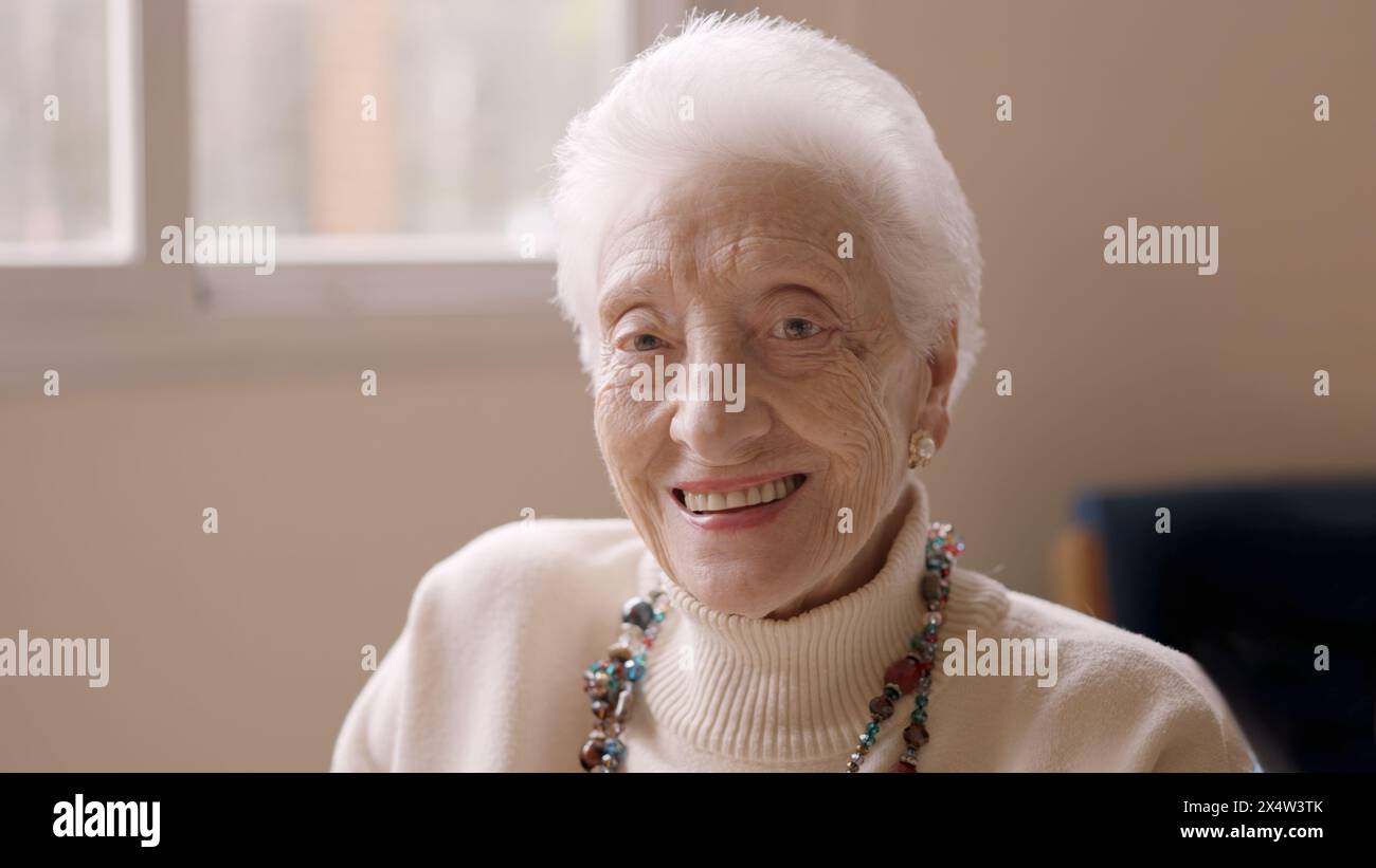 Old woman smiling at camera in a geriatric Stock Photo - Alamy