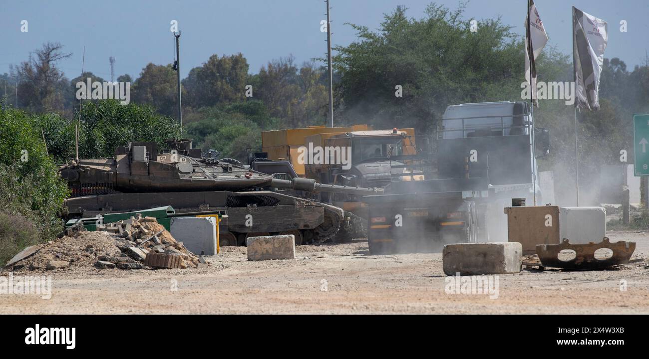 Gaza israeli checkpoint aid hi-res stock photography and images - Alamy