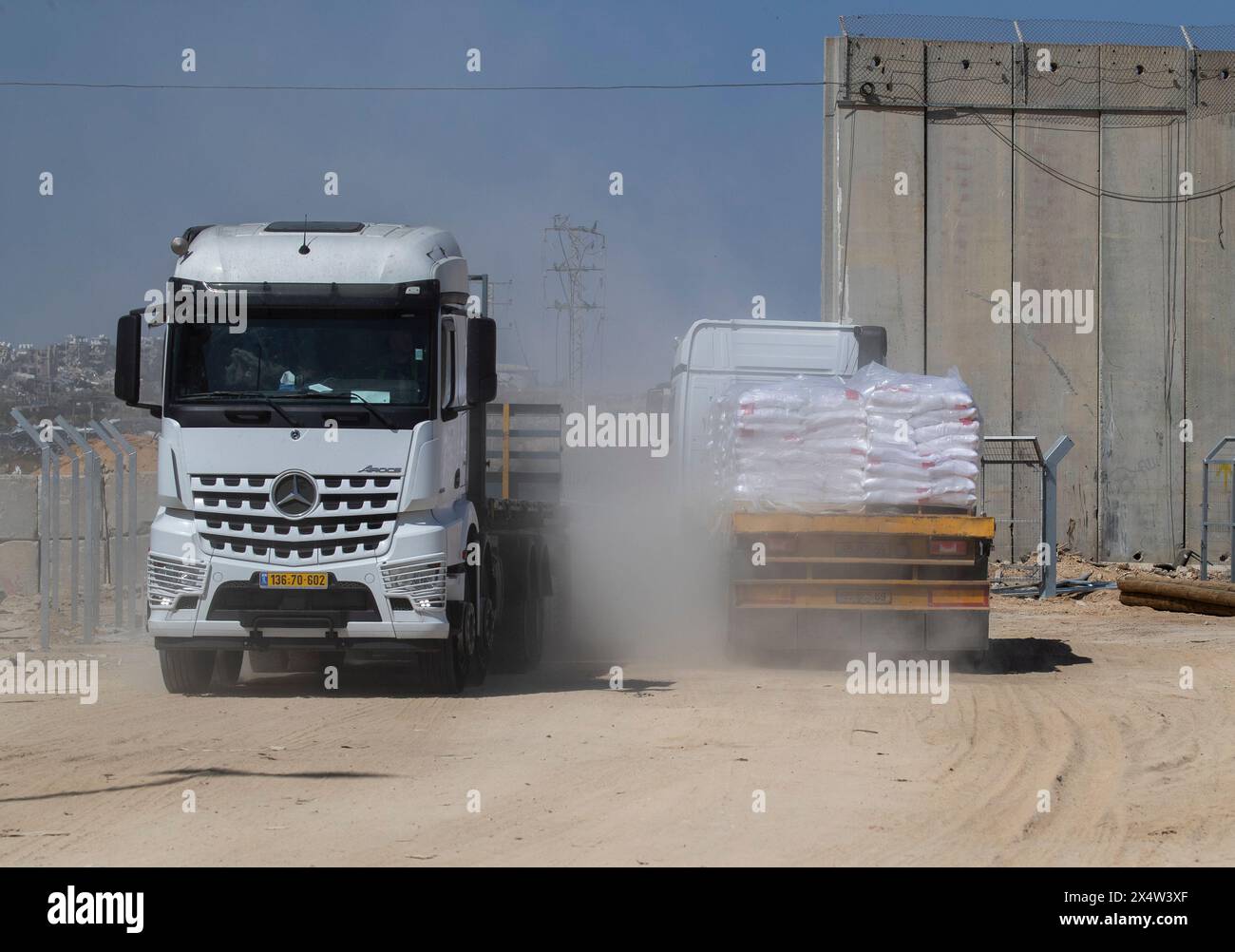 Gaza israeli checkpoint aid hi-res stock photography and images - Alamy