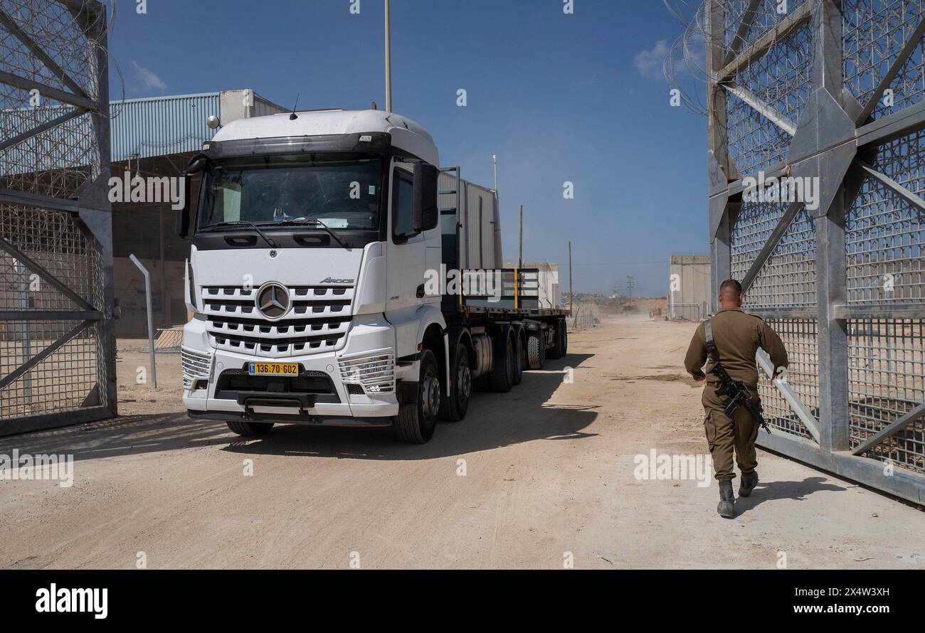Erez Crossing, Israel. 05th May, 2024. An Israeli soldier moves a large ...