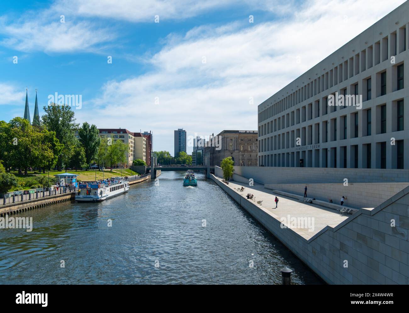 Berlin sunnyday hi-res stock photography and images - Alamy