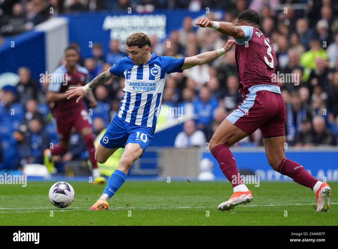 Brighton and Hove Albion's Julio Enciso (left) attempts a shot on goal ...