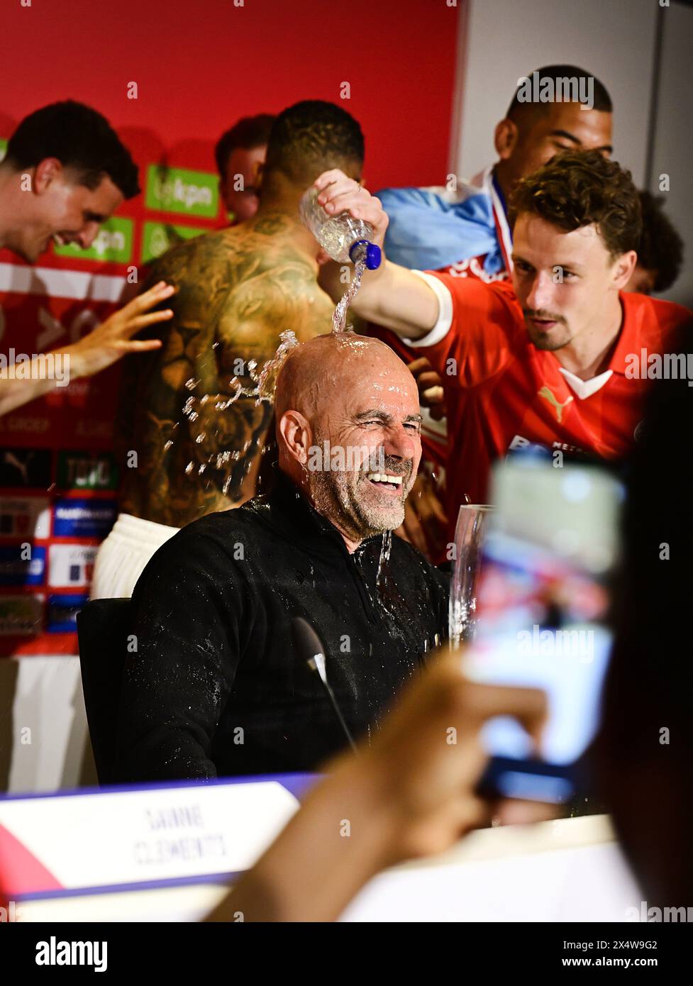 EINDHOVEN - PSV coach Peter Bosz is showered during the press ...