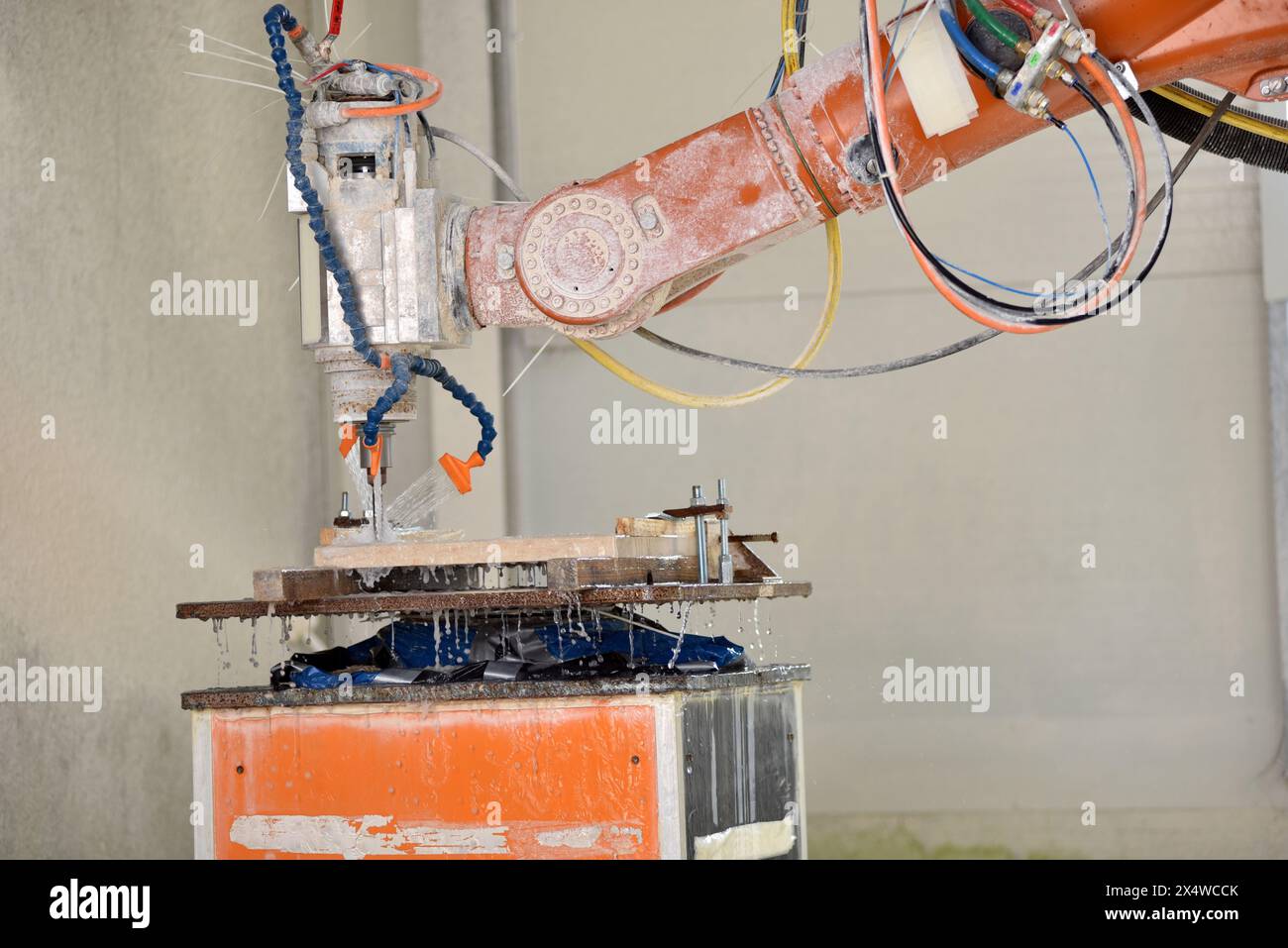 Robotic milling cell hi-res stock photography and images - Alamy