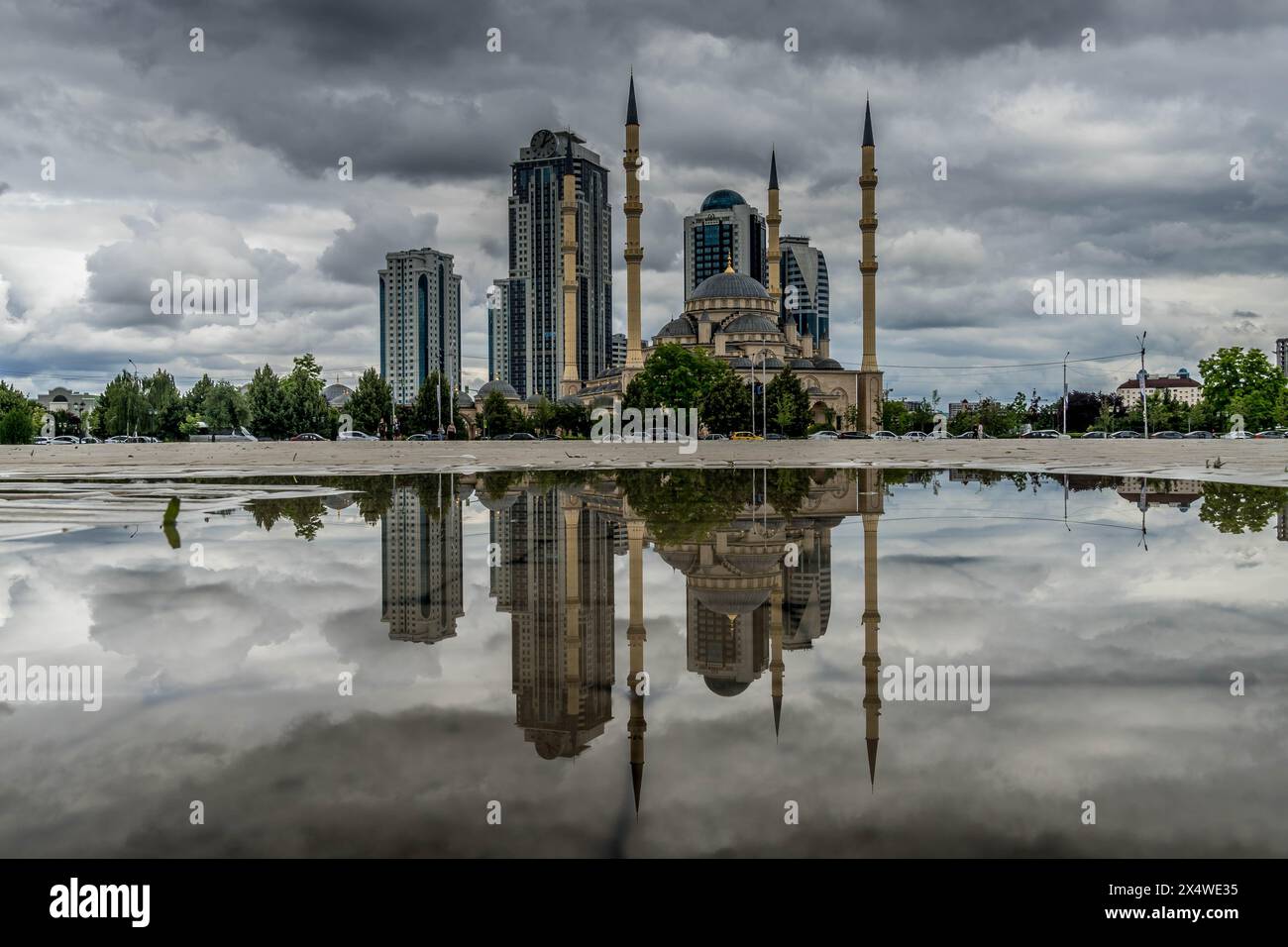 Mosque skyscrapers hi-res stock photography and images - Alamy