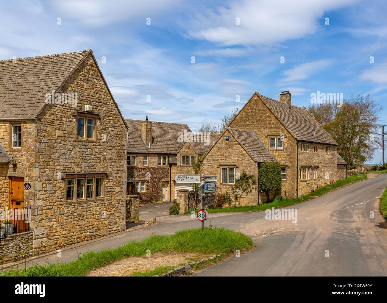 Picturesque street scene in the Cotswold village of Snowshill ...