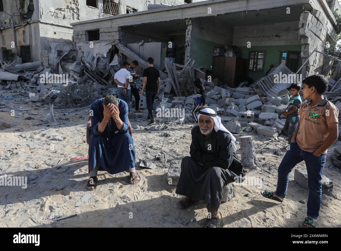 Rafah, Palestinian Territories. 05th May, 2024. Palestinians sit in ...