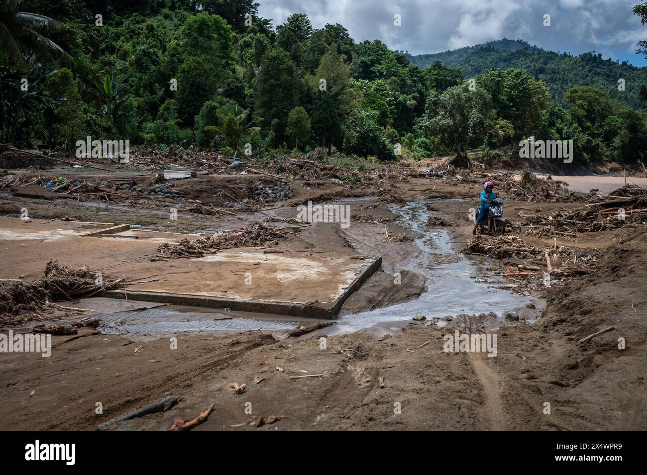 Luwu, Indonesia. 05th May, 2024. A resident passes by the ruins of ...