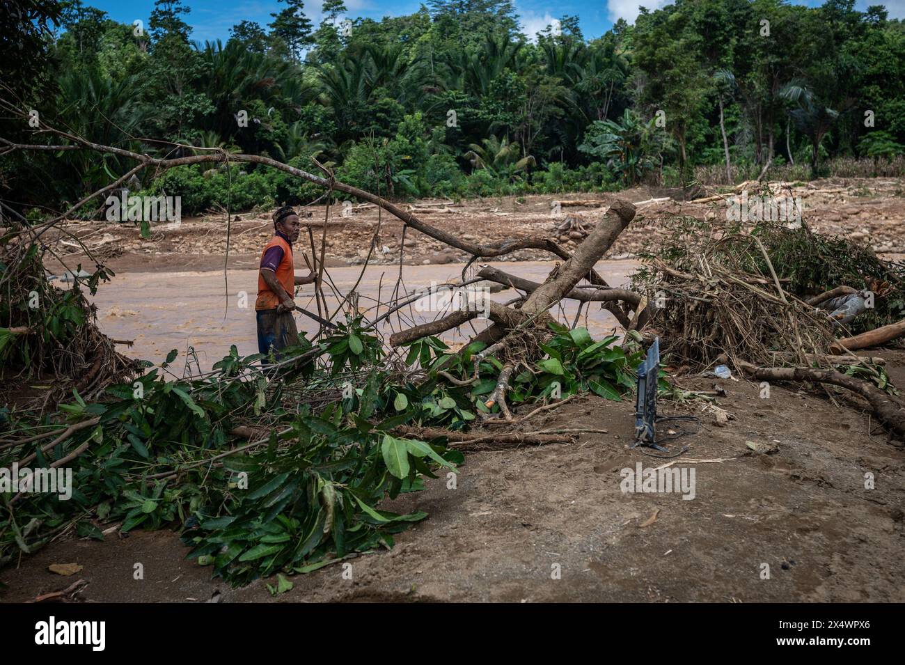 Luwu, Indonesia. 05th May, 2024. Residents look for items that can ...
