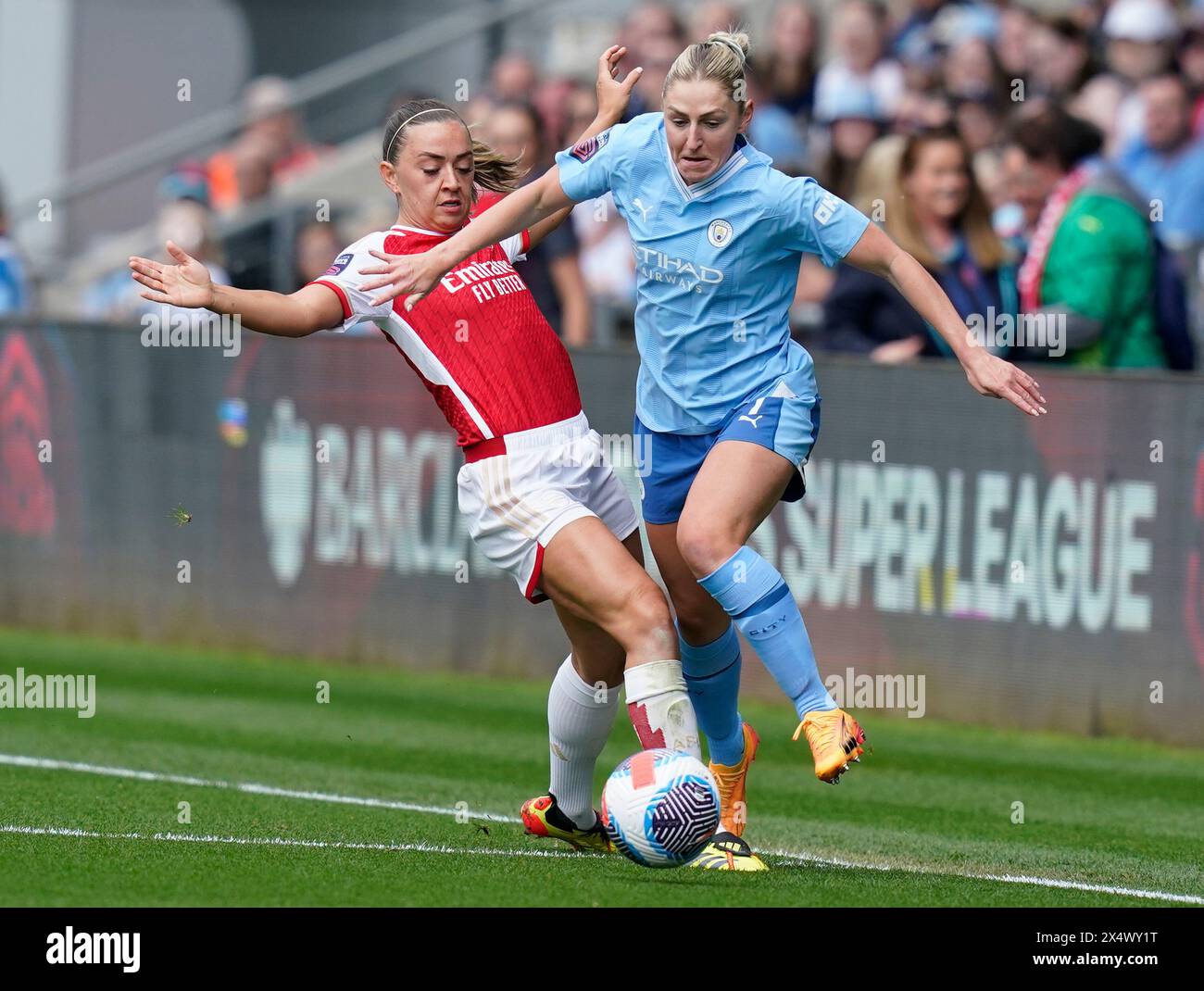Manchester, UK. 5th May, 2024. Laura Coombs of Manchester City (R) is ...