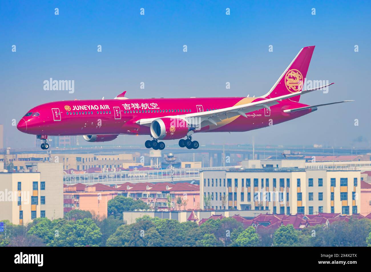 First aircraft Boeing 787 painted in "Oriental Ruby" of Juneyao ...
