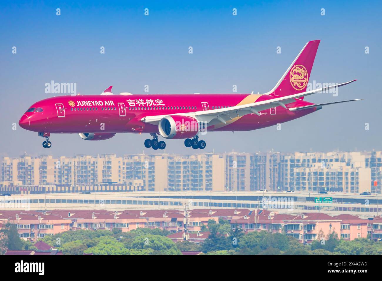 First aircraft Boeing 787 painted in "Oriental Ruby" of Juneyao ...