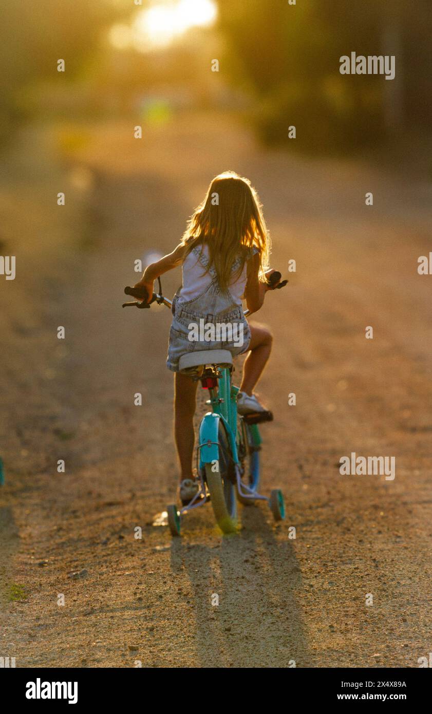 Andando en bicicleta hi-res stock photography and images - Alamy