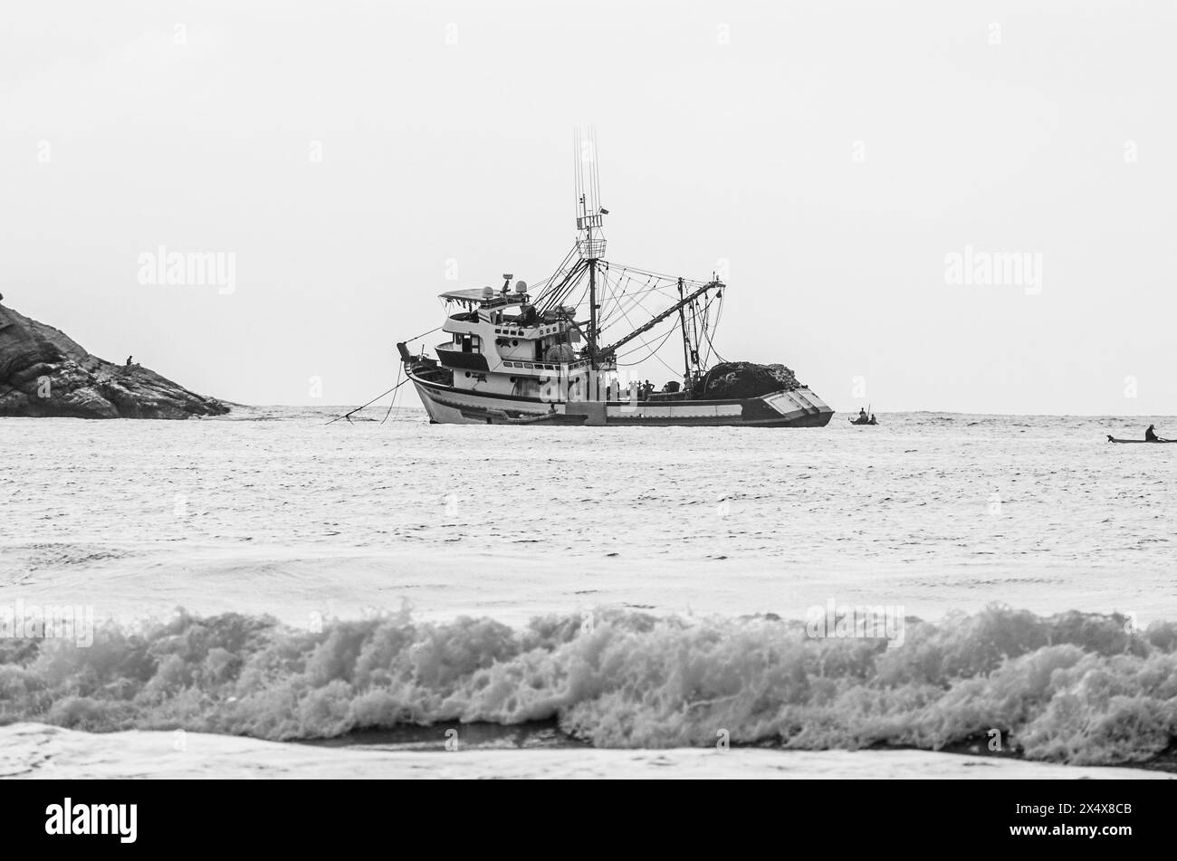 barco anclado en la orilla de las costas de Uruguay Stock Photo - Alamy