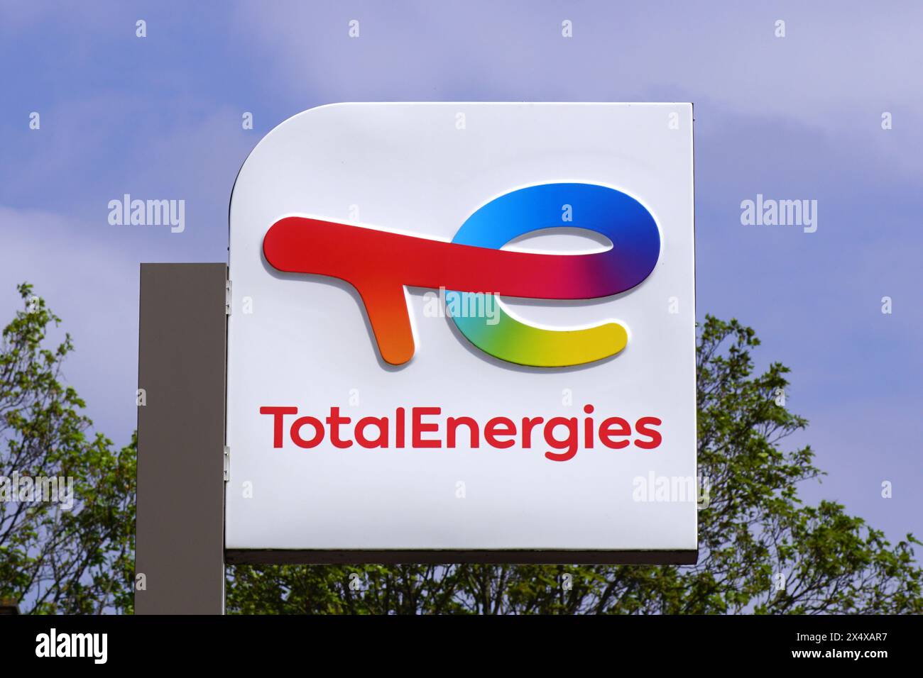 Totalenergies logo hi-res stock photography and images - Alamy