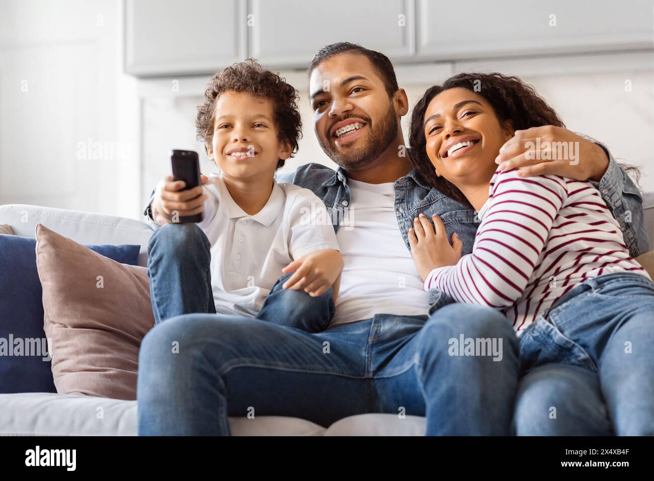 Modern family tv show kids hi-res stock photography and images - Alamy