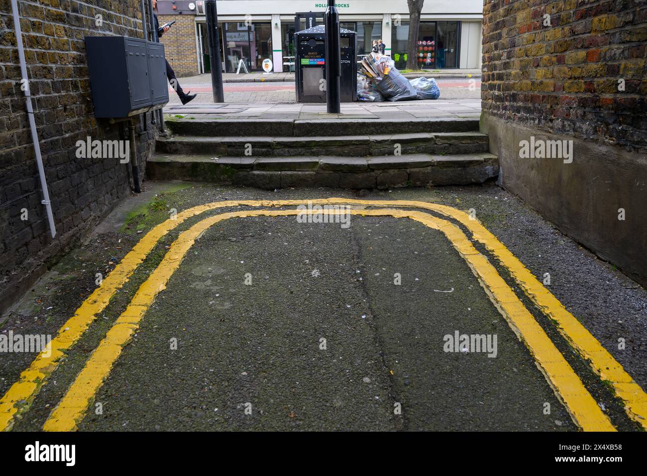 Narrow Road Illogical, Impractical, Crazy & Funny Double Yellow Lines ...