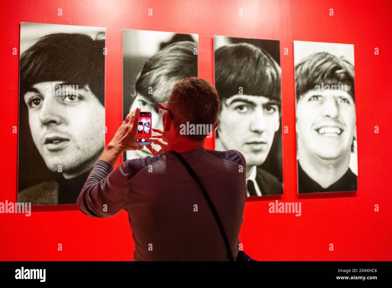 Beatles fans 1963 hi-res stock photography and images - Alamy
