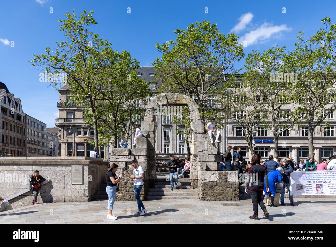 Tourist enjoying the warm weather in front of Cologne Cathedral Stock ...