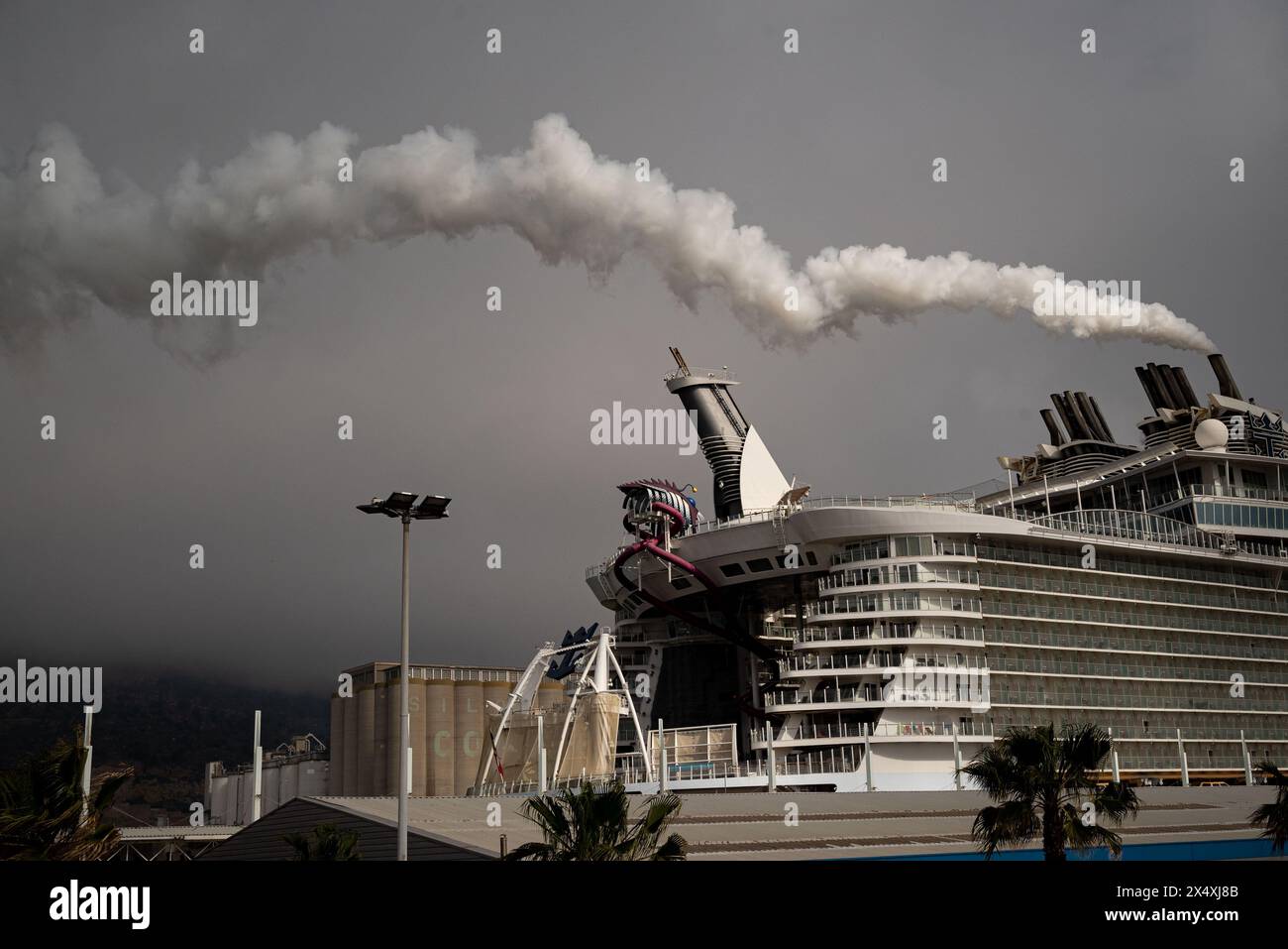 Oasis Of The Seas (Royal Caribbean International) cruise ship's funnel ...