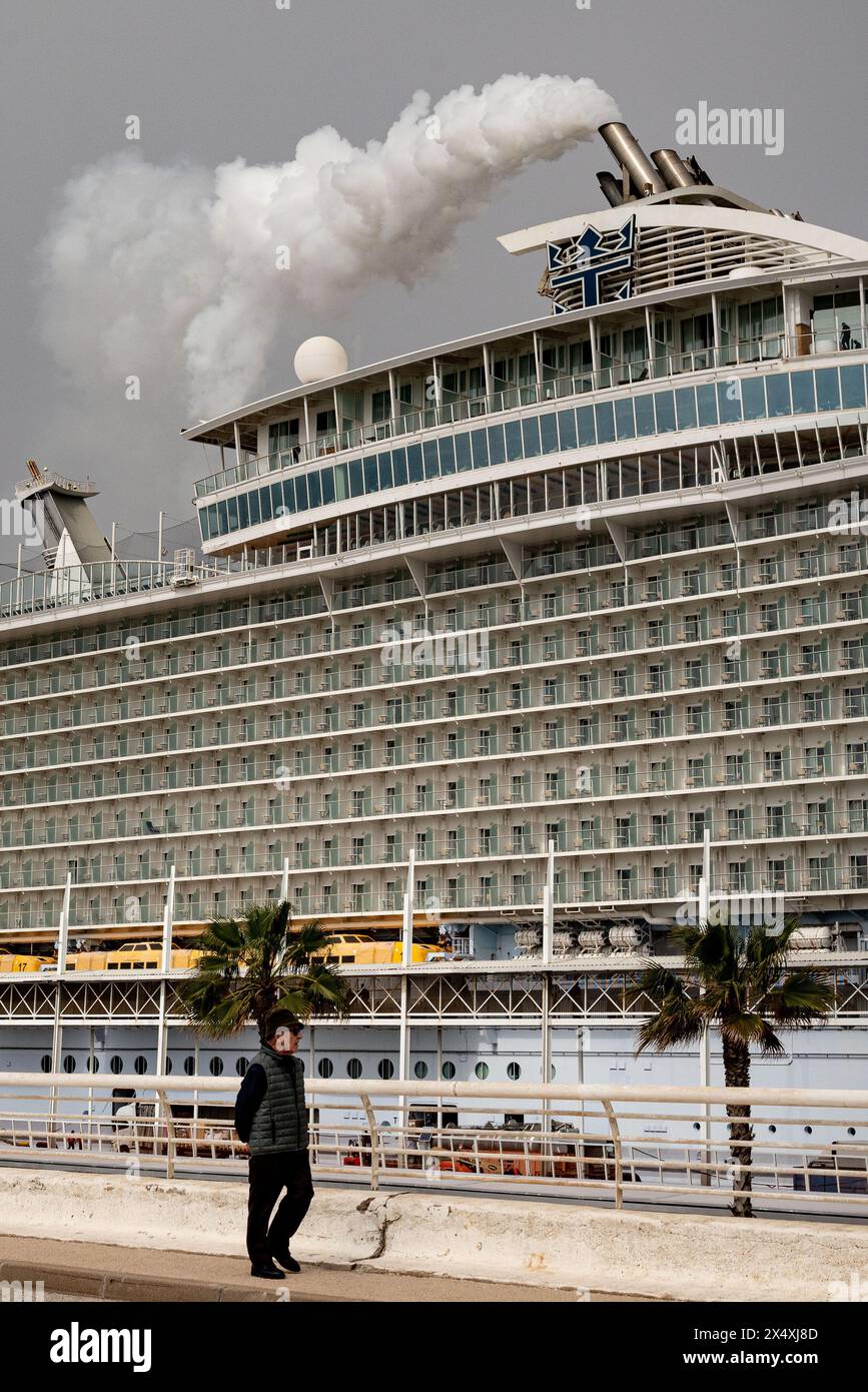 Oasis Of The Seas (Royal Caribbean International) cruise ship's funnel ...