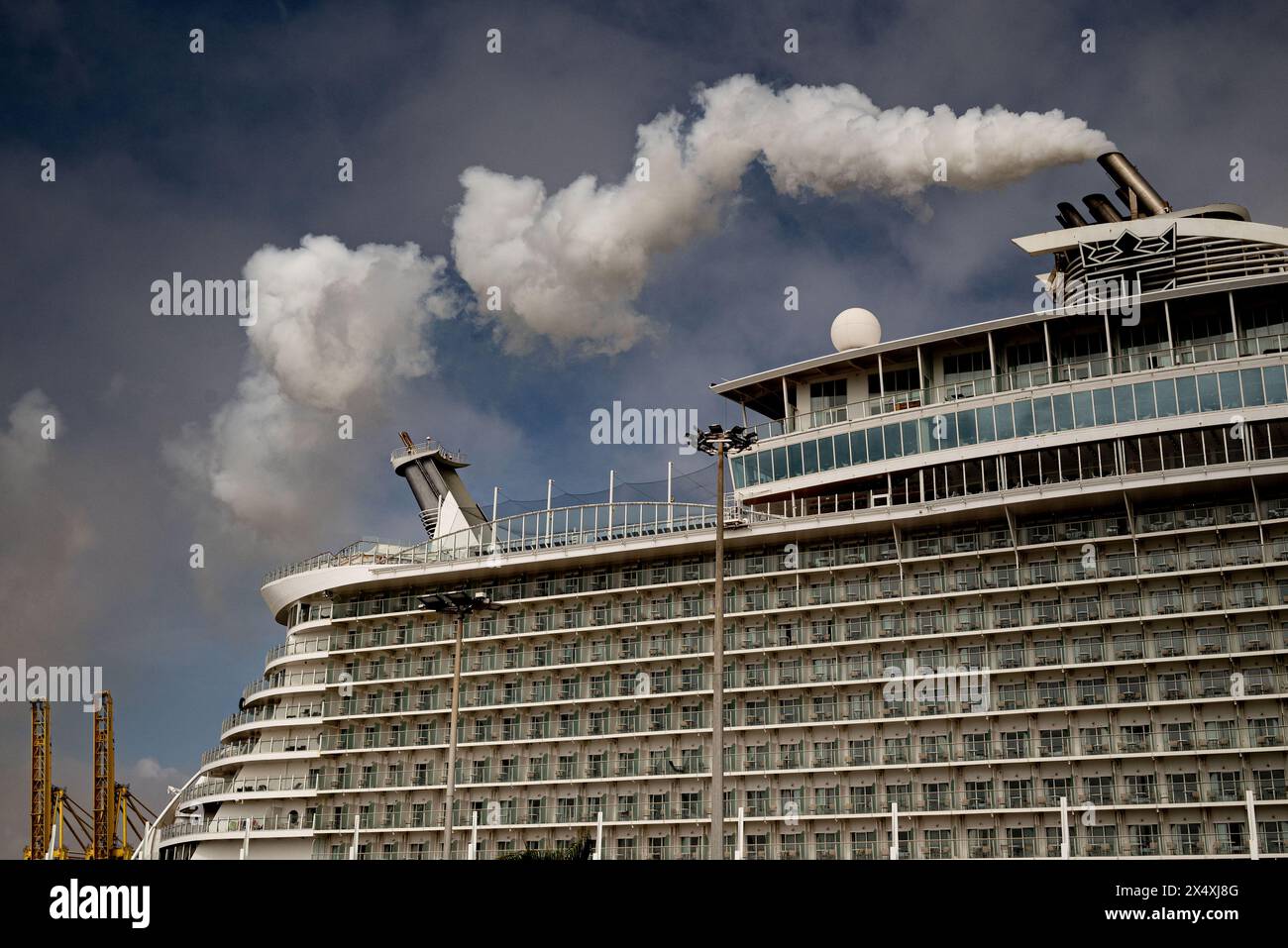 Oasis Of The Seas (Royal Caribbean International) cruise ship's funnel ...
