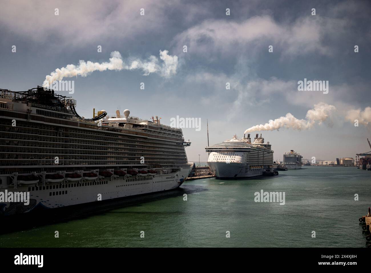 Norwegian Escape and Oasis Of The Seas (Royal Caribbean International ...