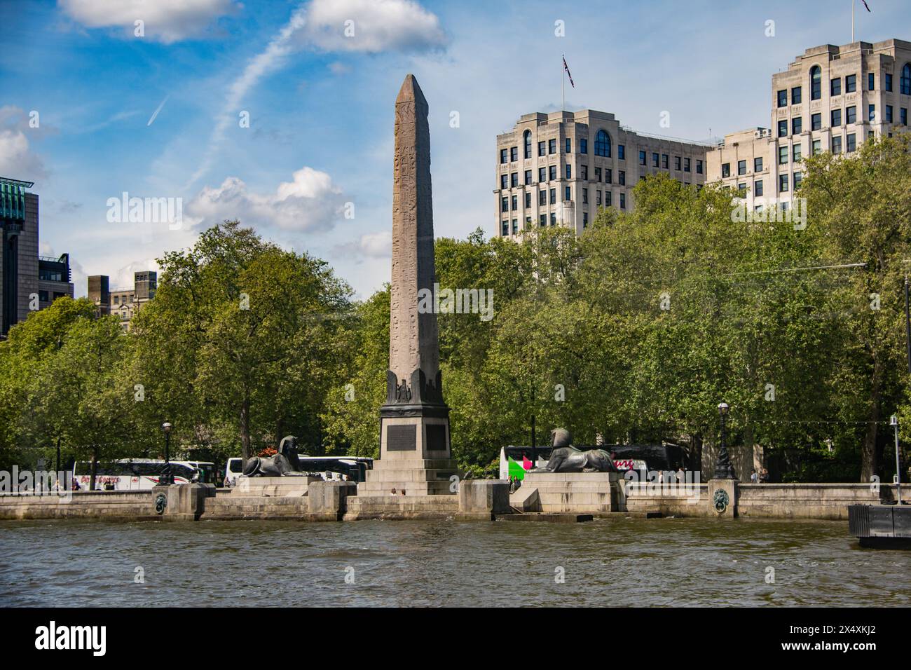 London embankment trees hi-res stock photography and images - Alamy