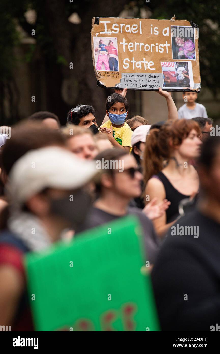 Palestine. 5th May, 2024. Students from the University of Texas join ...