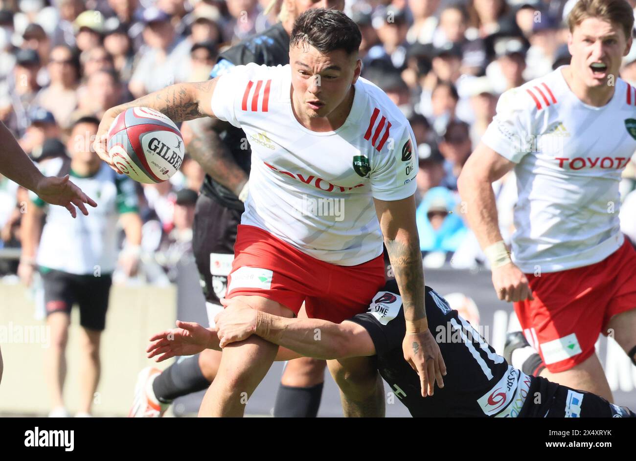 Tokyo, Japan. 5th May, 2024. Toyota Verblitz center Charlie Lawrence ...