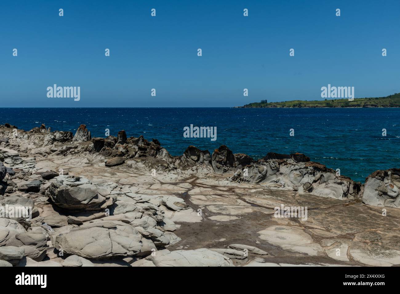 Scenic Honokahua bay vista with Dragon's Teeth rocks in the foreground ...