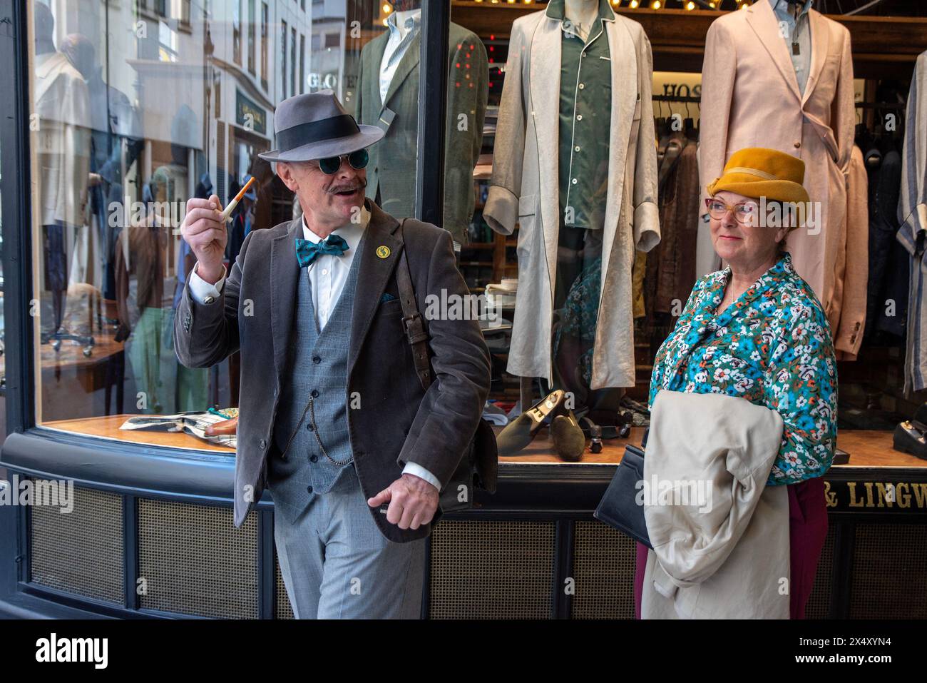 Smartly dressed couple stands hi-res stock photography and images - Alamy